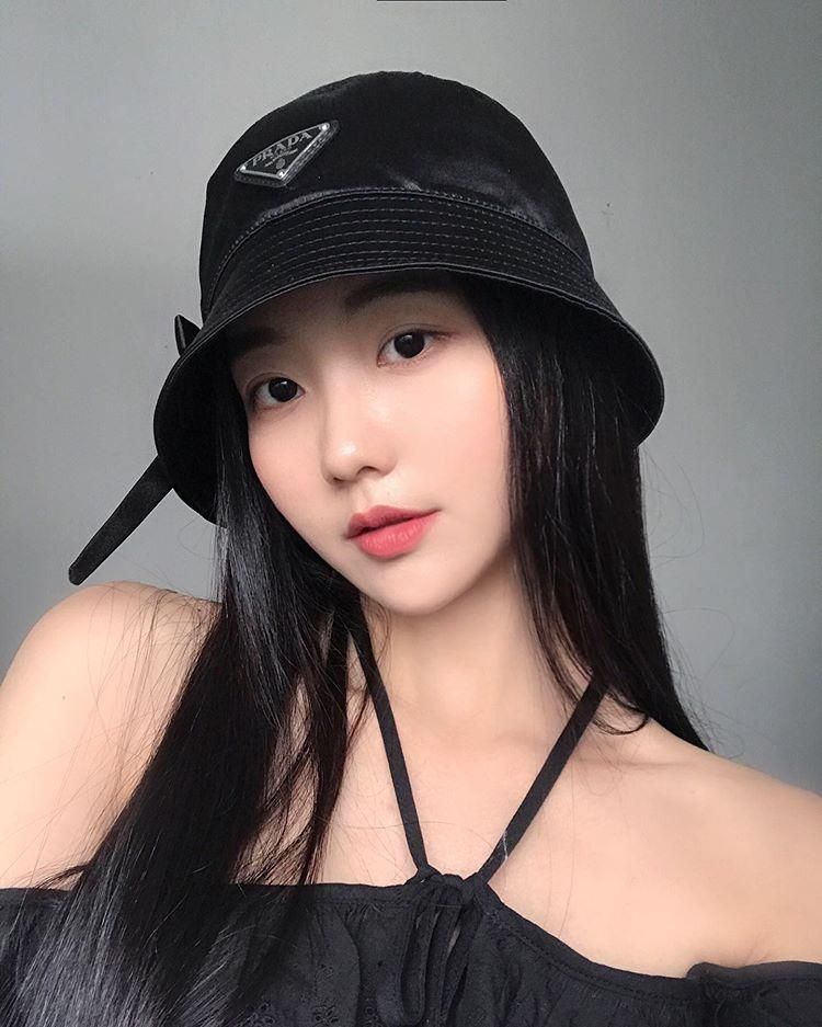 pljj｜邻家女孩的脸蛋竟偷藏「欠调教の大欧派」打个喷嚏就一直晃 - pljj